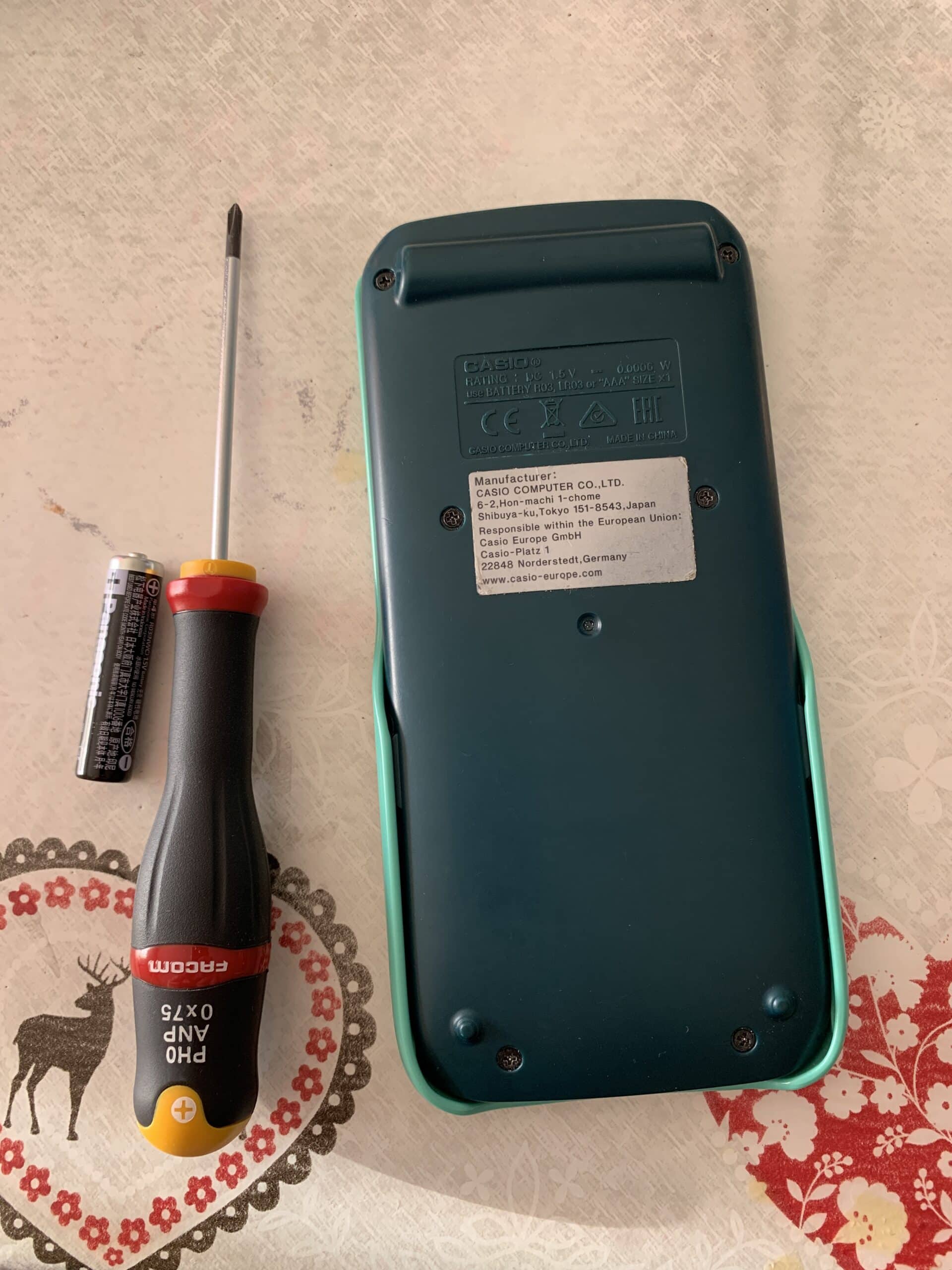 Comment changer la pile d'une calculatrice Casio fx 92 - Paradoxe Temporel