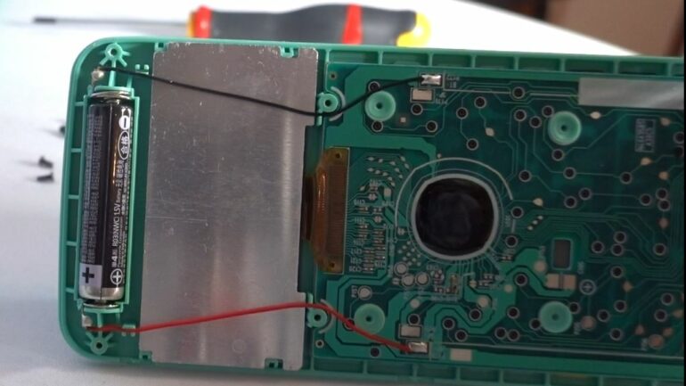 Comment changer la pile d'une calculatrice Casio fx 92 - Paradoxe Temporel